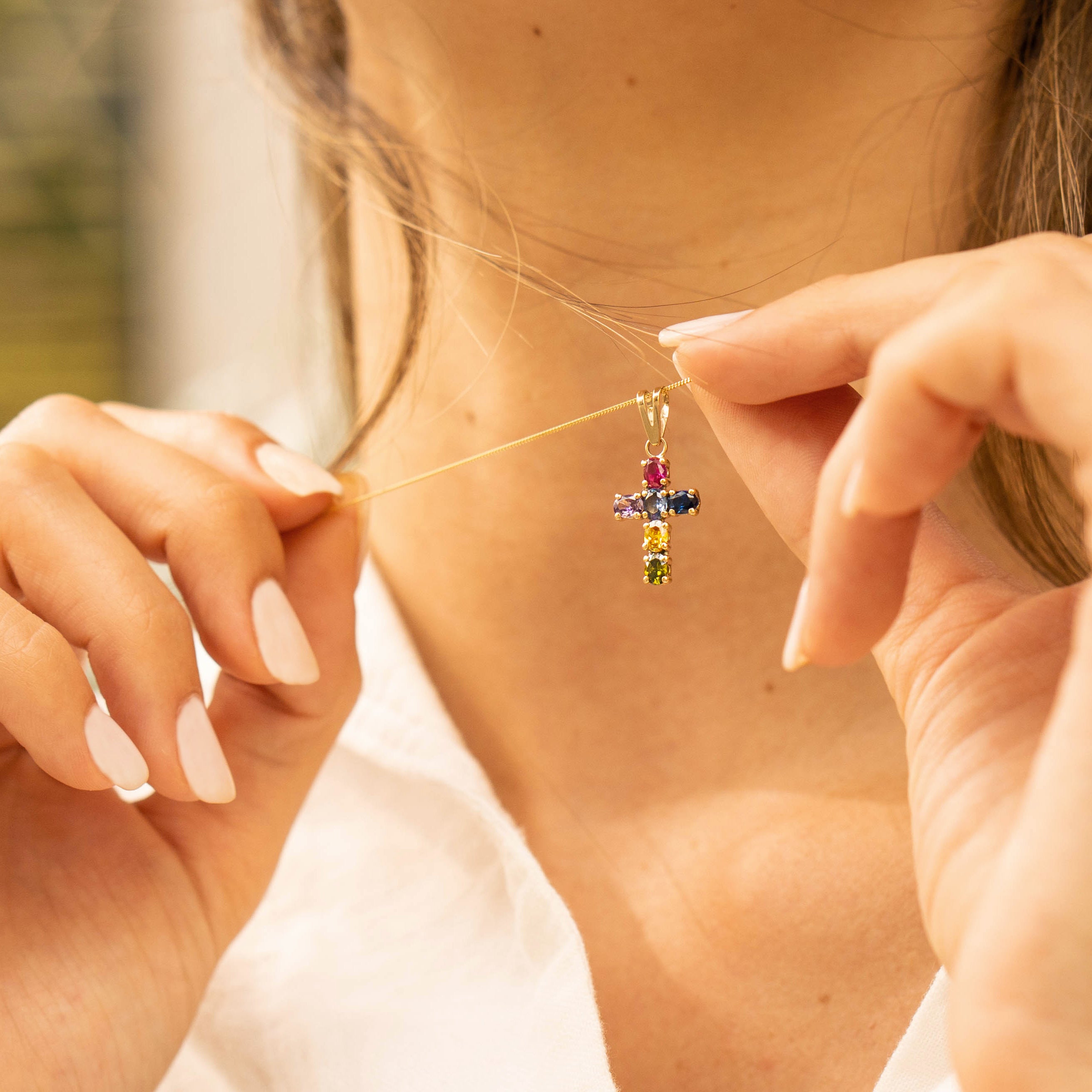 Los colores de joyas qué más te van a favorecer y se llevarán este ver